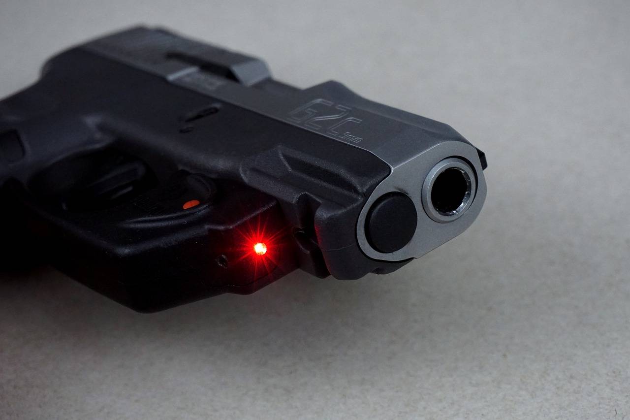 Laser vs. baterka: Co si pořídit na svou zbraň? | Falco